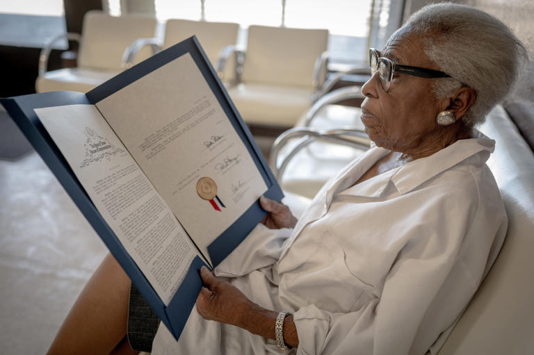 El Paso barber Estine Davis dies at 92
