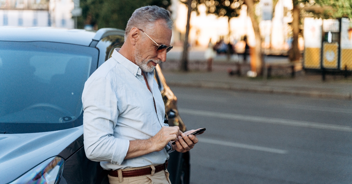 9 Signs Someone Isn't As "Rich" As They'd Like You to Believe