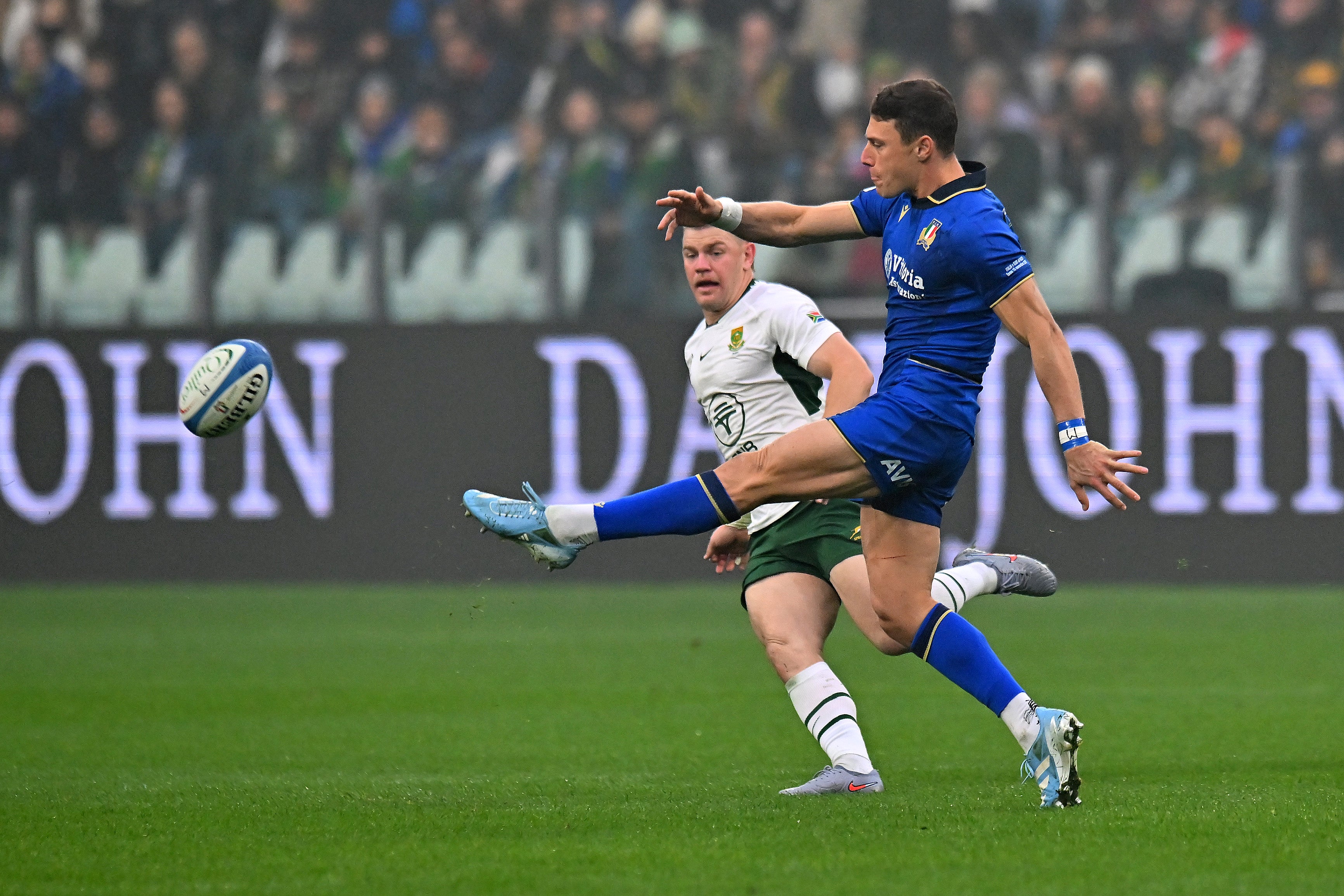 14-man Springboks survive controversial red card to beat Italy