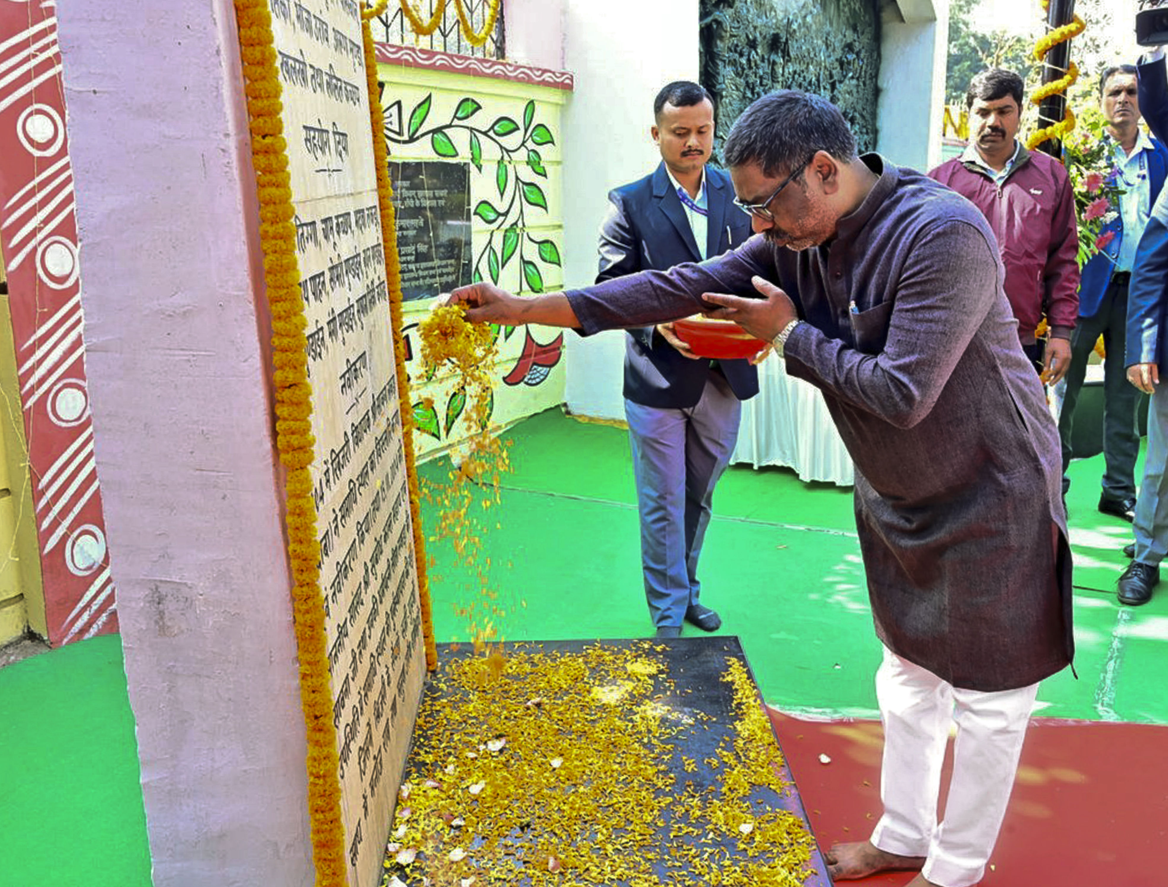 Jharkhand Guv, CM greet people on birth anniversary of Birsa Munda ...