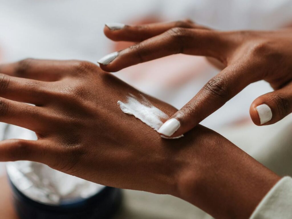 Mani morbide anche col freddo: i segreti per dire addio alle screpolature