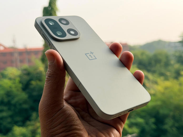 OnePlus 15 Review: Power on, limits off - But is it worth ₹72,999?