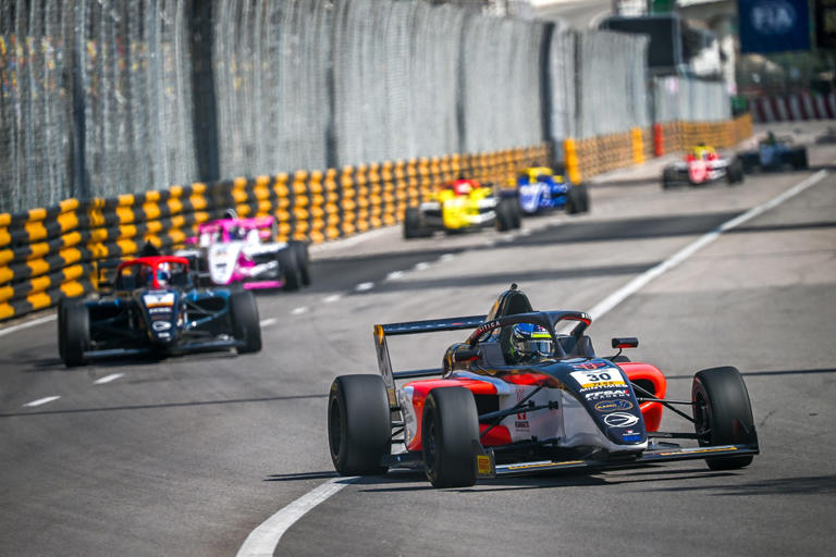 佐藤凛太郎、マカオF4ワールドカップで予選レース3番手フィニッシュも、ペナルティで11位降格