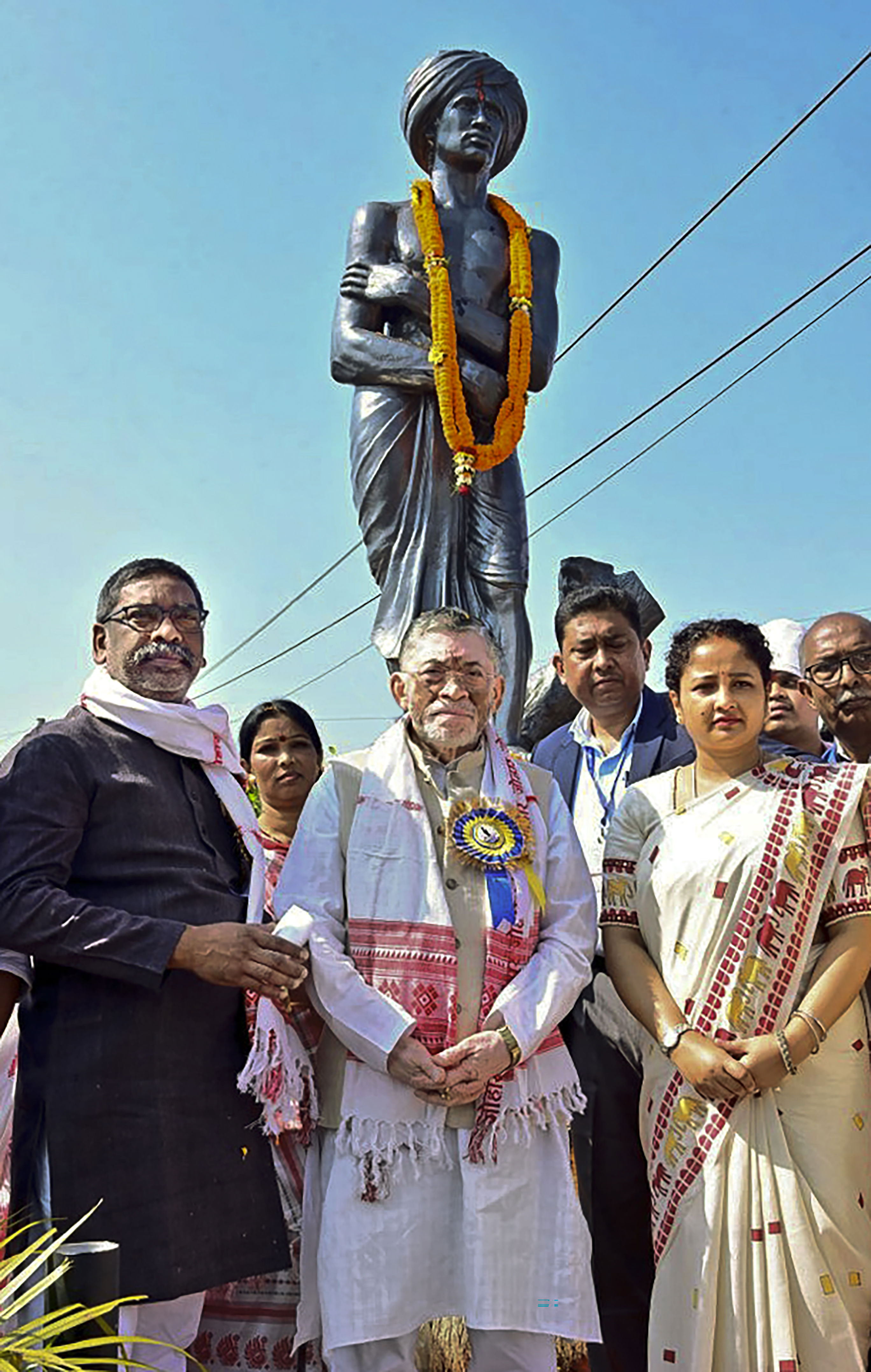 Jharkhand Guv, CM greet people on birth anniversary of Birsa Munda ...