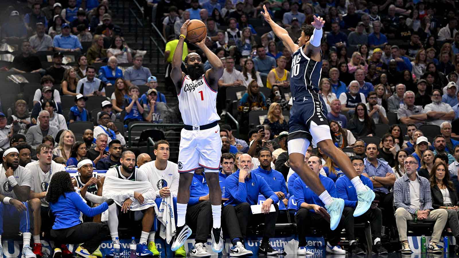 Clippers’ James Harden turns in vintage 1st half performance vs. Mavericks