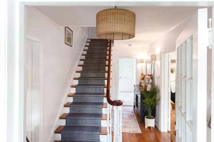 6 Ide Posisi Tangga Rumah Minimalis untuk Hunian Modern