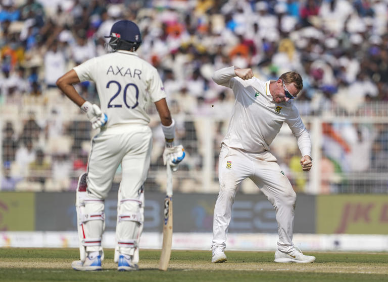 Harmer''s 4-for puts South Africa back in the game; India 12 ahead at tea