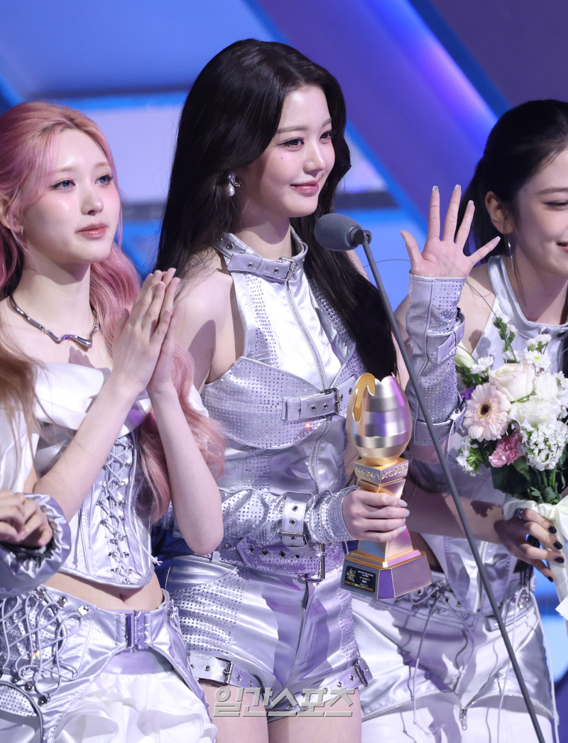 아이브, ENA K팝 아티스트 수상…“다이브 덕분” [2025 KGMA]