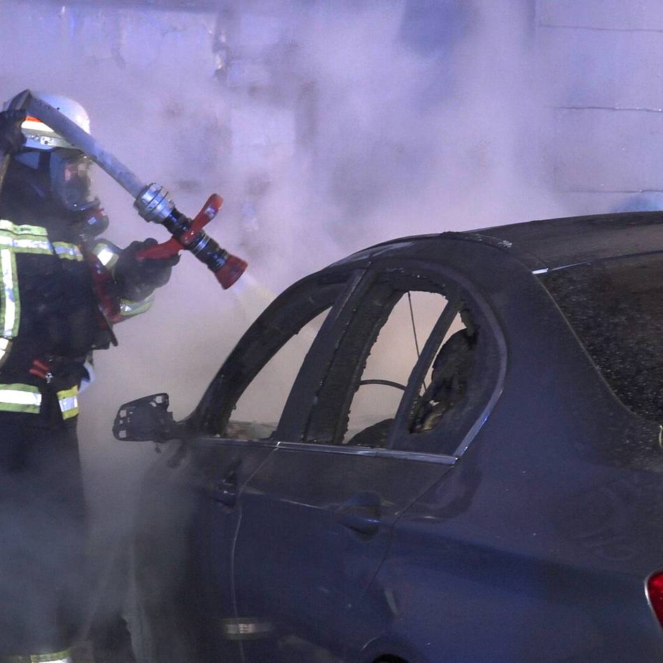 Autos brennen in Sulzbach – Flammen erreichen Miethaus (Fotos)