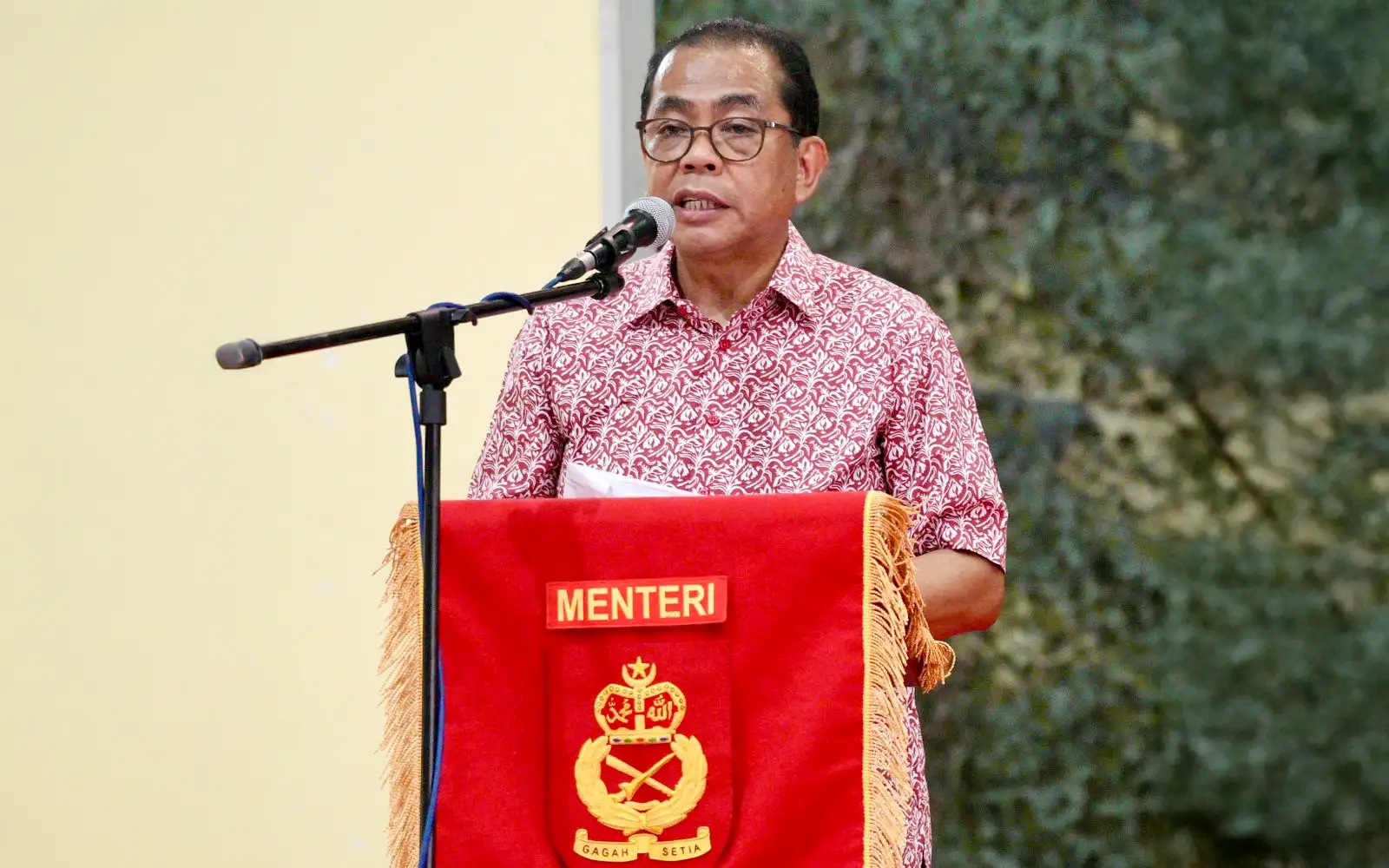 Don’t be swayed by political fever, Khaled tells troops