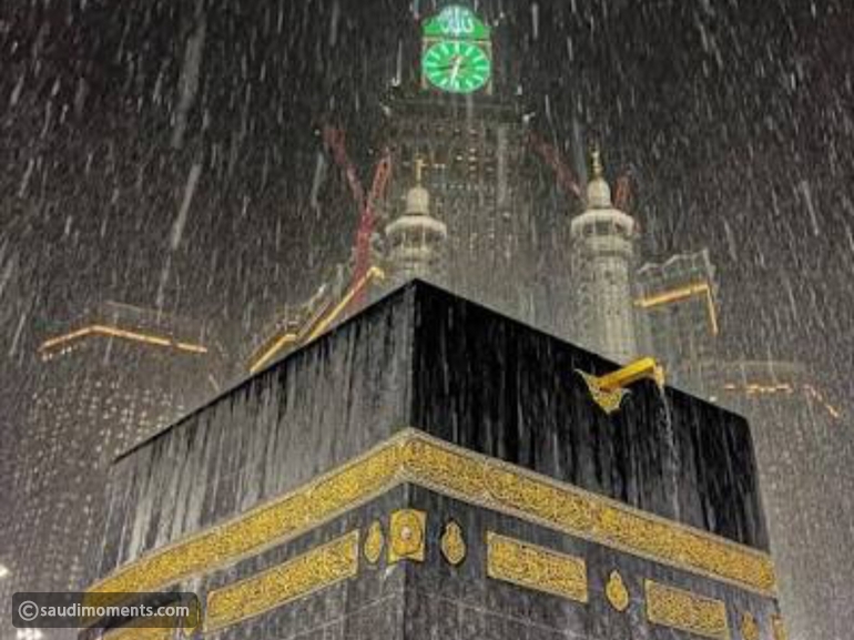 Heavy Rainfall Soaks Makkah and Madinah as Saudi Issues Red Weather Alert