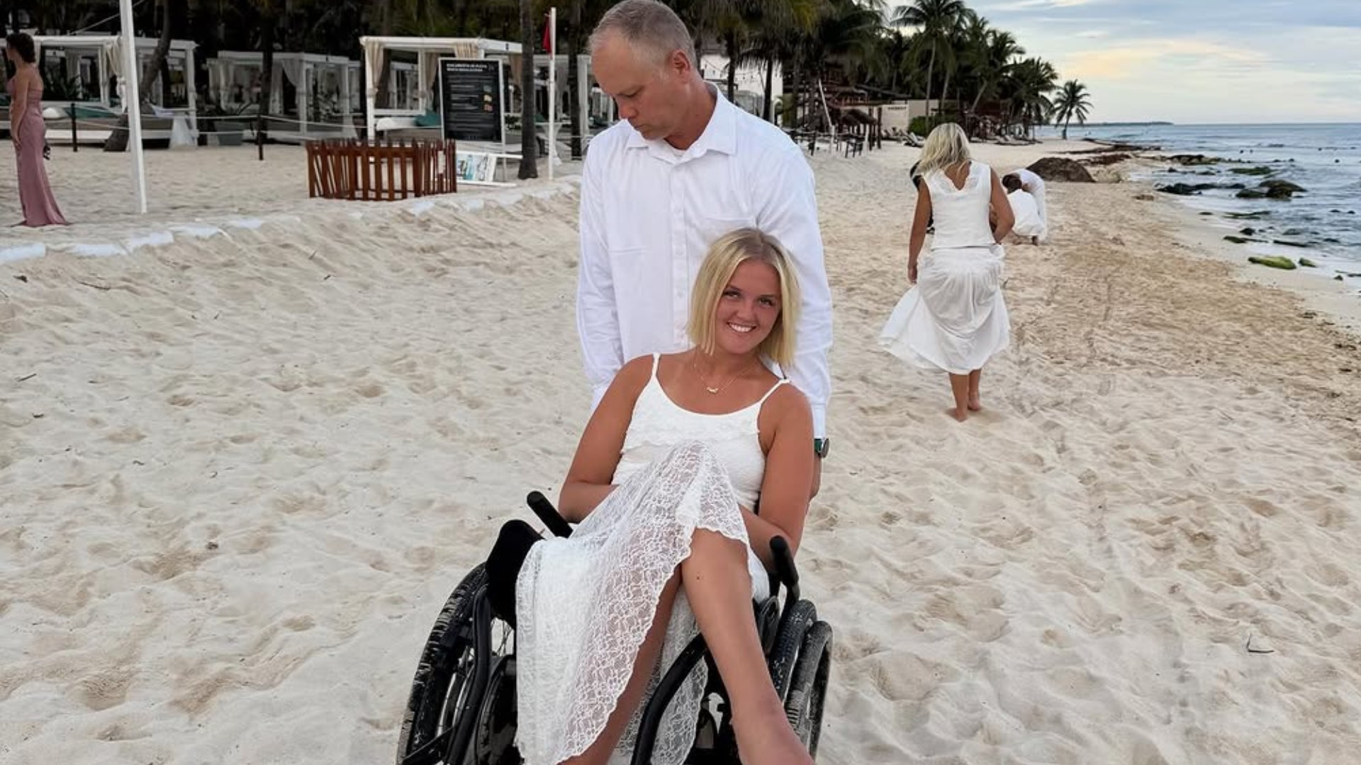 Paralysée, elle ne peut plus se maquiller : son papa s’en charge chaque ...