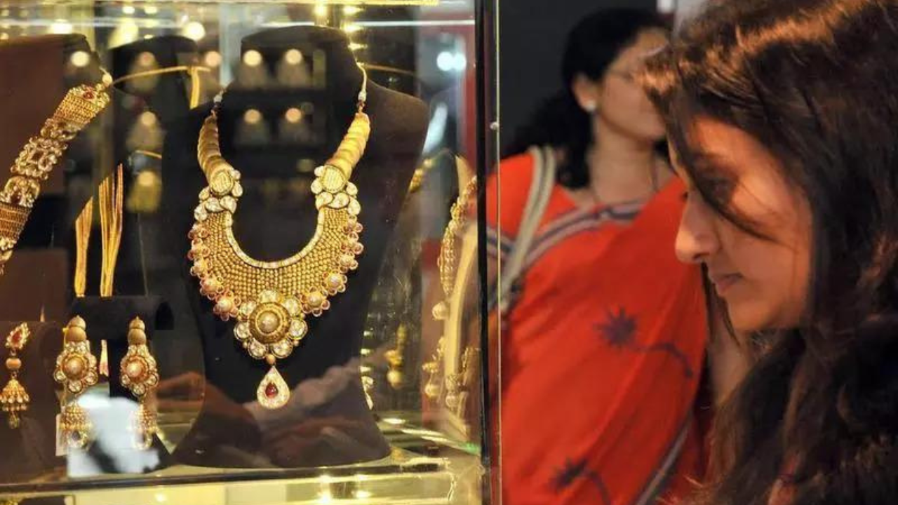 Gems trade slump: Exports fall 31% in October; bullion volatility ...