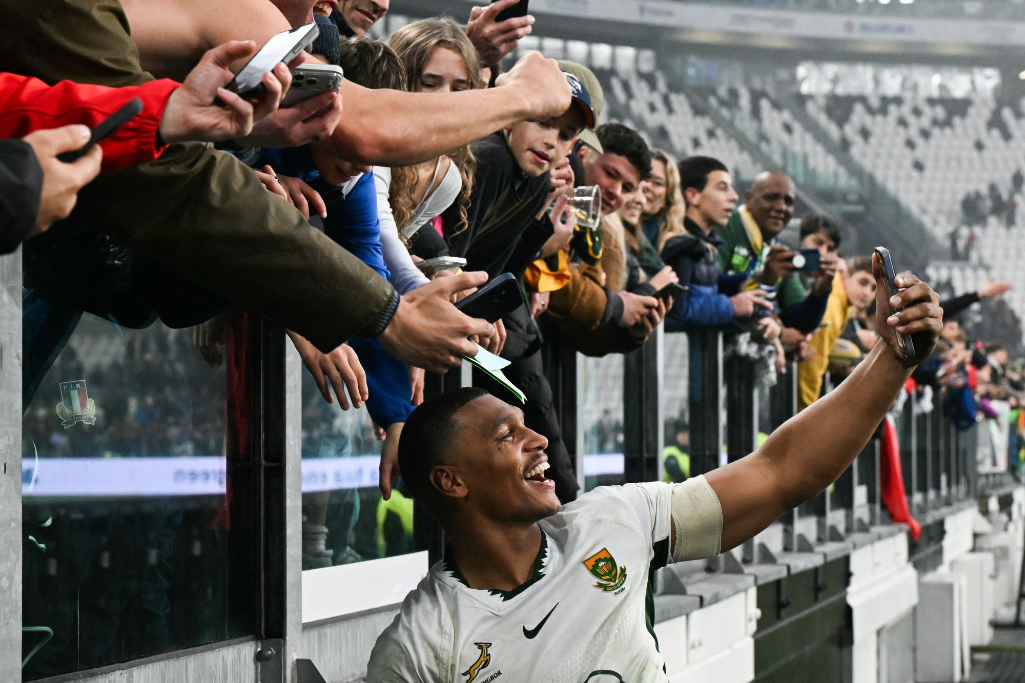 14-man Springboks survive controversial red card to beat Italy