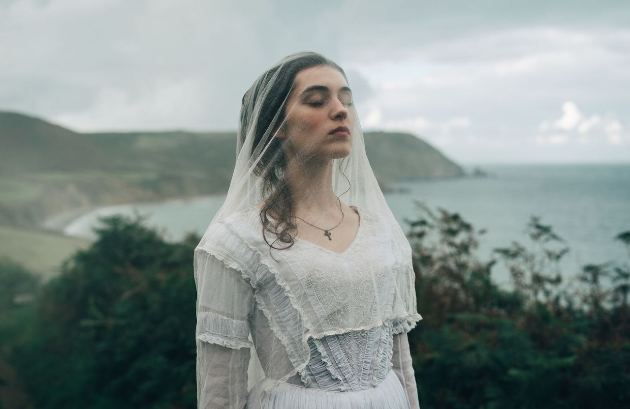 « Merteuil » : le roman mythique derrière la série est-il inspiré d’une ...