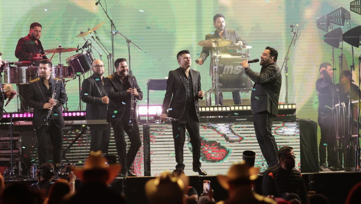 Regios disfrutan y bailan al ritmo de la Banda MS en la Arena Monterrey