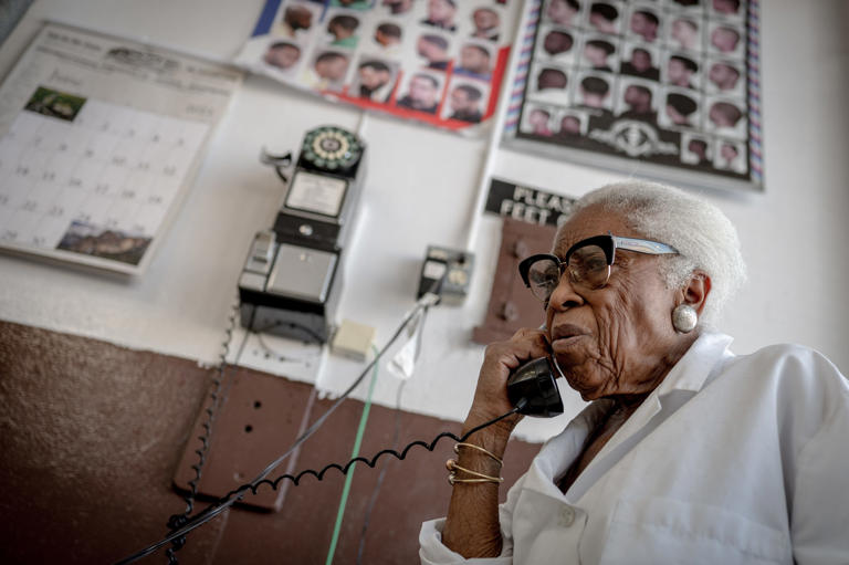 El Paso barber Estine Davis dies at 92