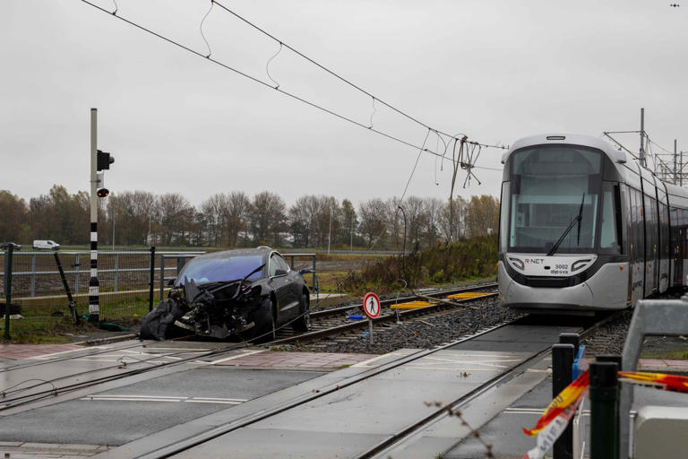 Ravage op spoorwegovergang Uithoorn door aanrijding tram met Tesla