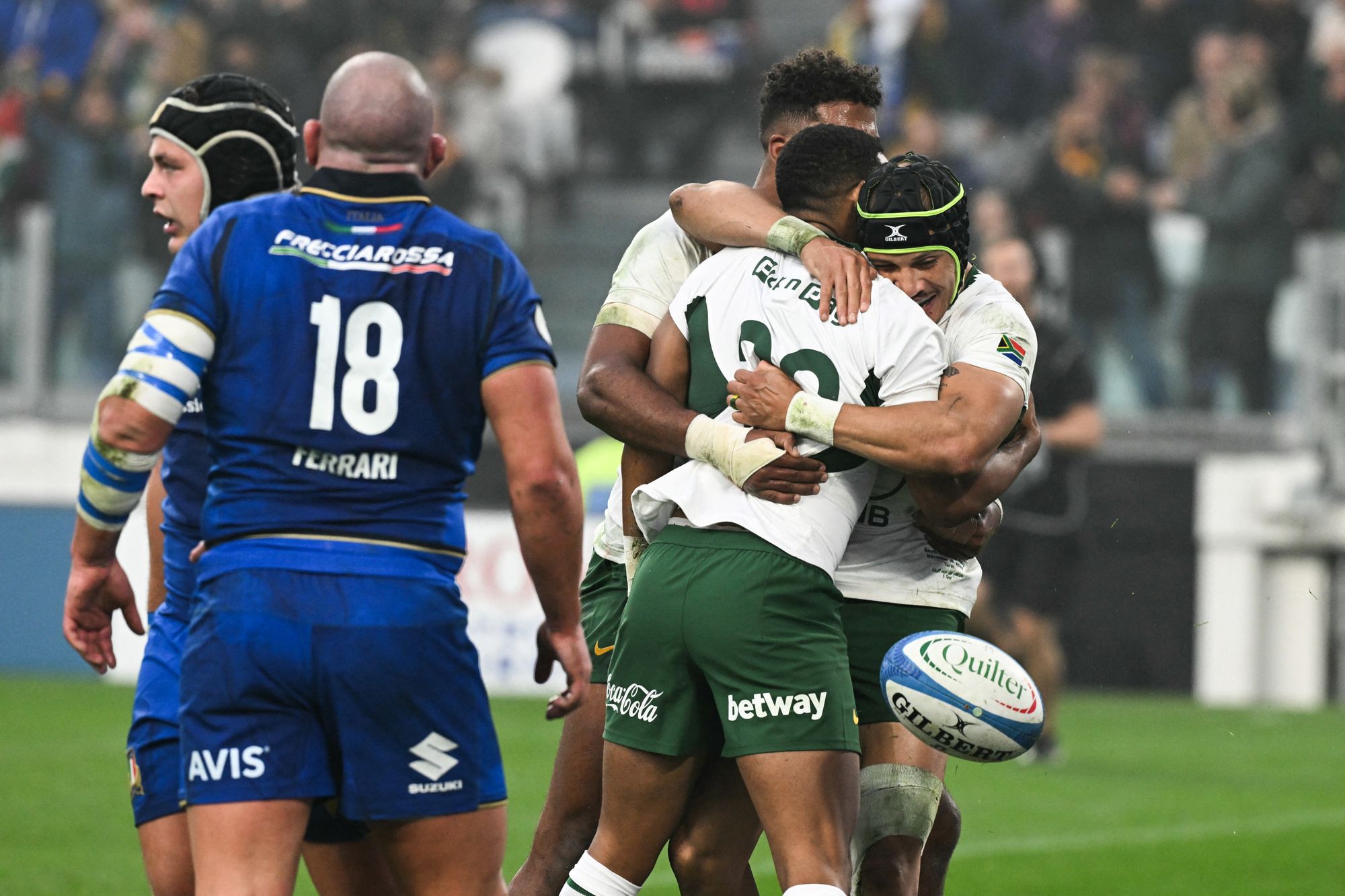 14-man Springboks survive controversial red card to beat Italy