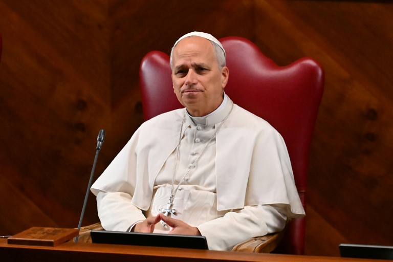 Spike Lee le regala una camiseta de los Knicks al papa León XIV