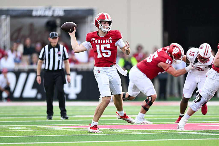 Mendoza leads No. 2 Indiana to victory over Wisconsin with 4 TDs
