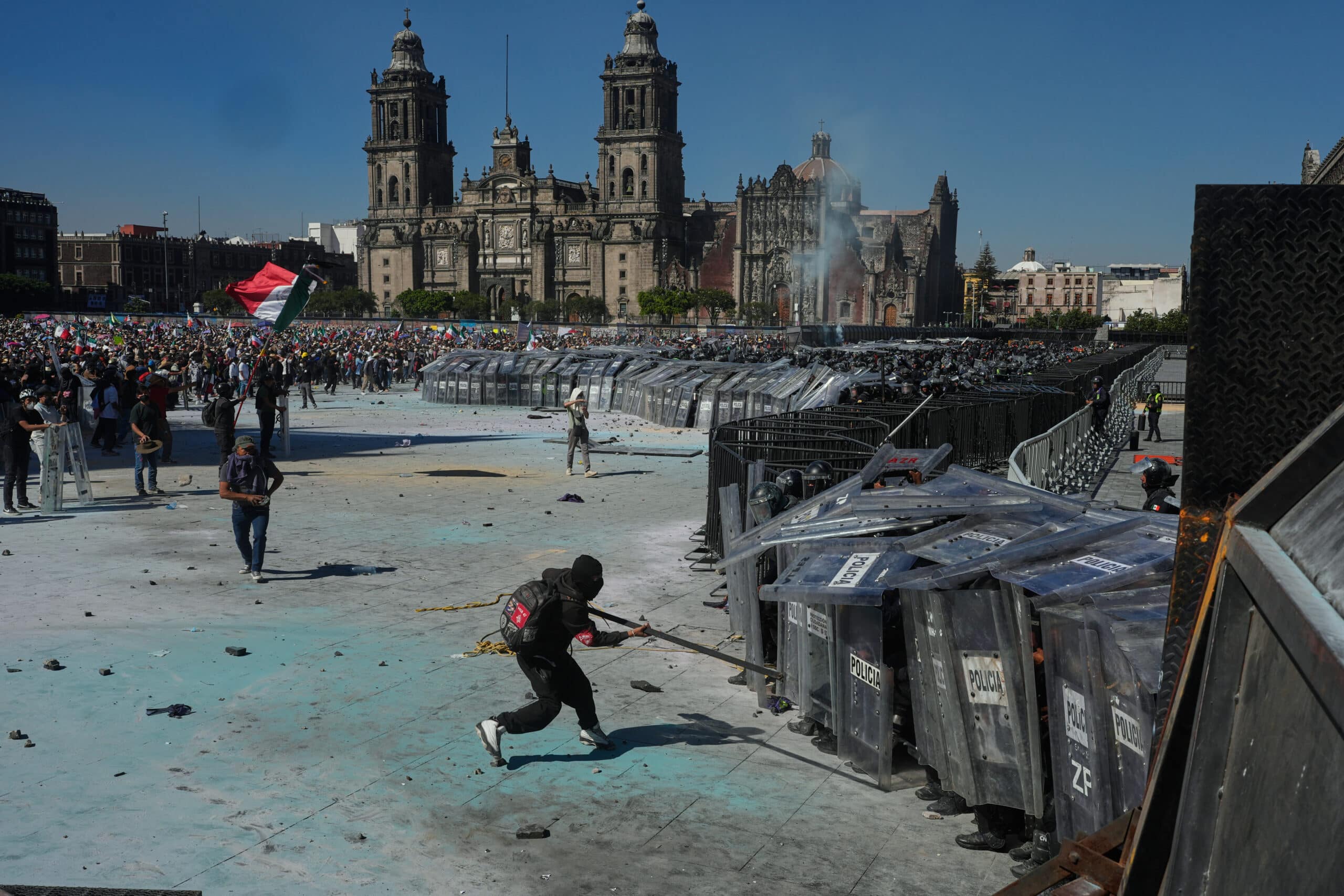 Thousands rally vs crime, corruption in Mexico City