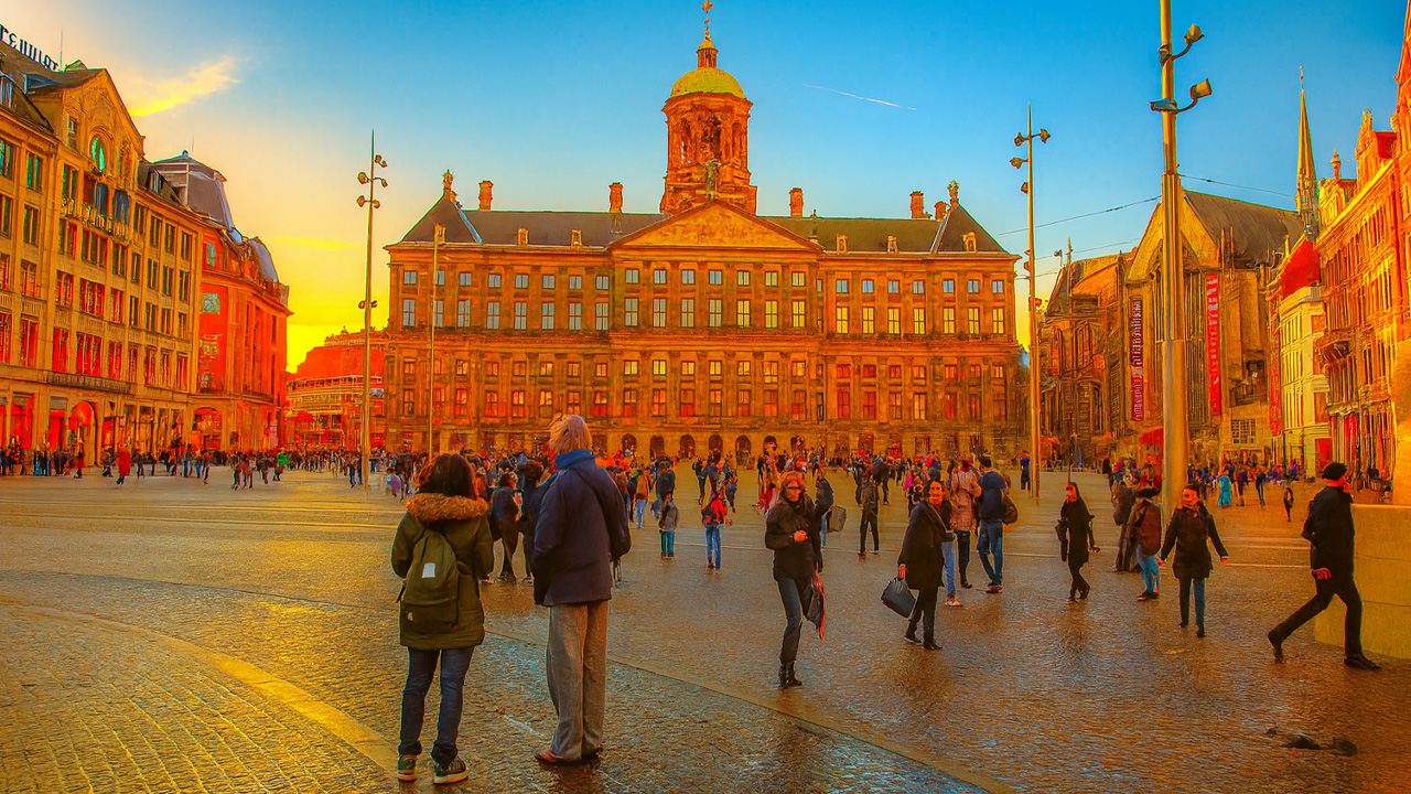 Pernah Jalan-jalan di Kanal Amsterdam Saat Malam?