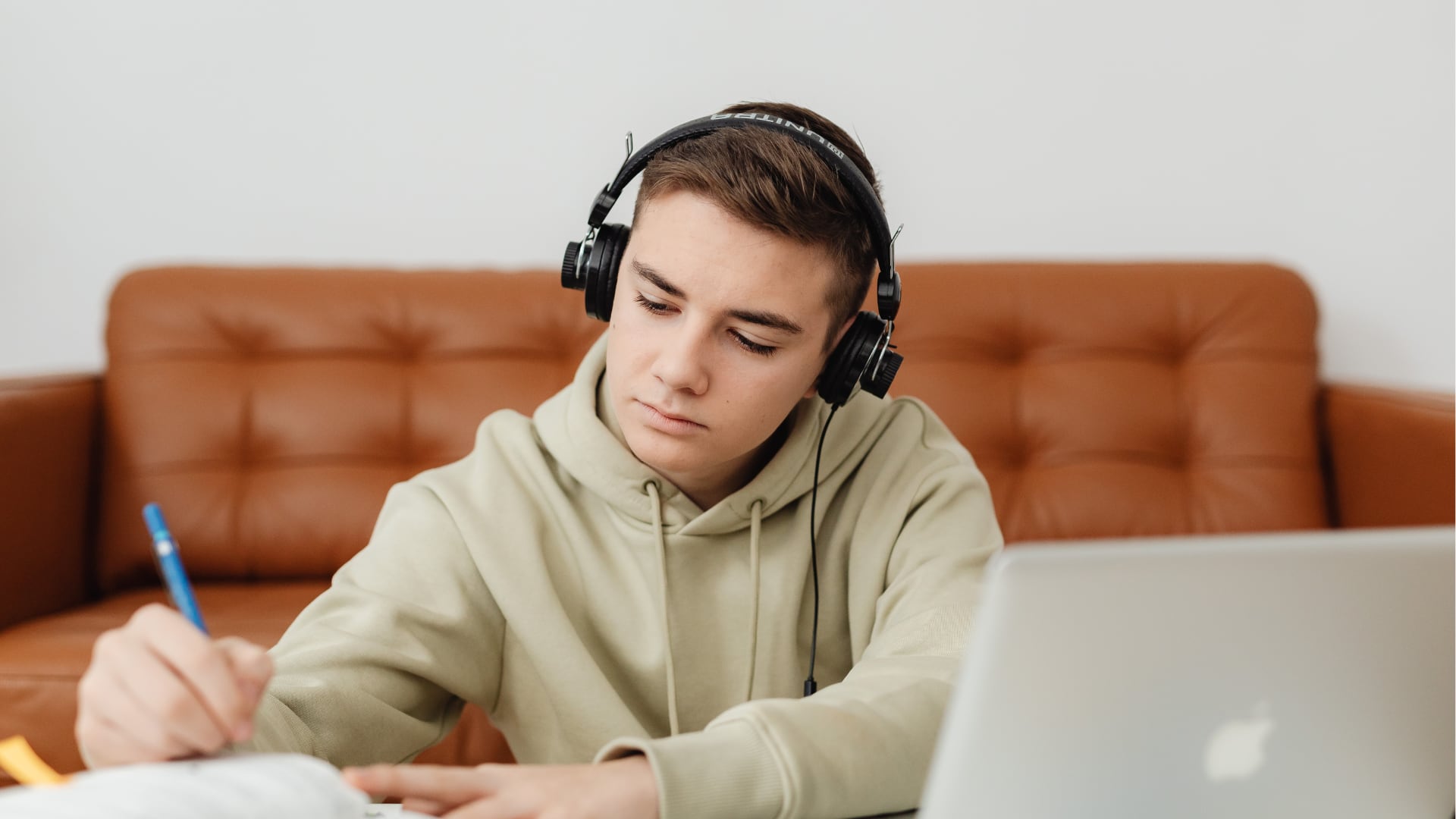 Escuchar música podría protegerte de la demencia, según nuevo estudio