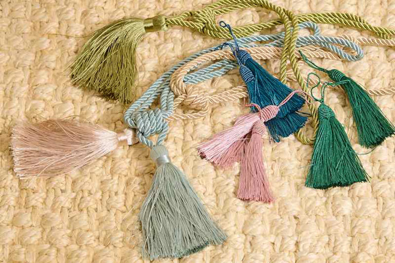 The "So Vintage" Holiday Decor Designers Are Using Instead of Bows