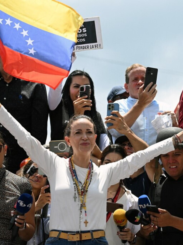 Venezuela, appello di Machado all'esercito: "Deponete le armi". E ...