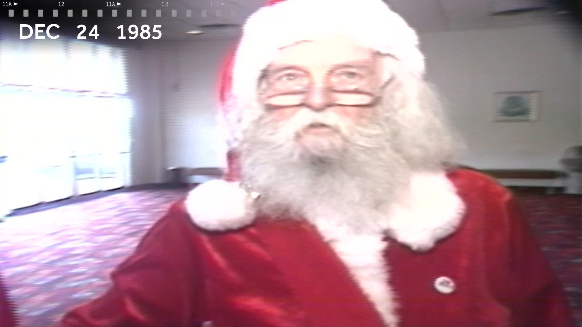 Iowa couple dresses up as Santa and Mrs. Claus, bringing joy to people ...