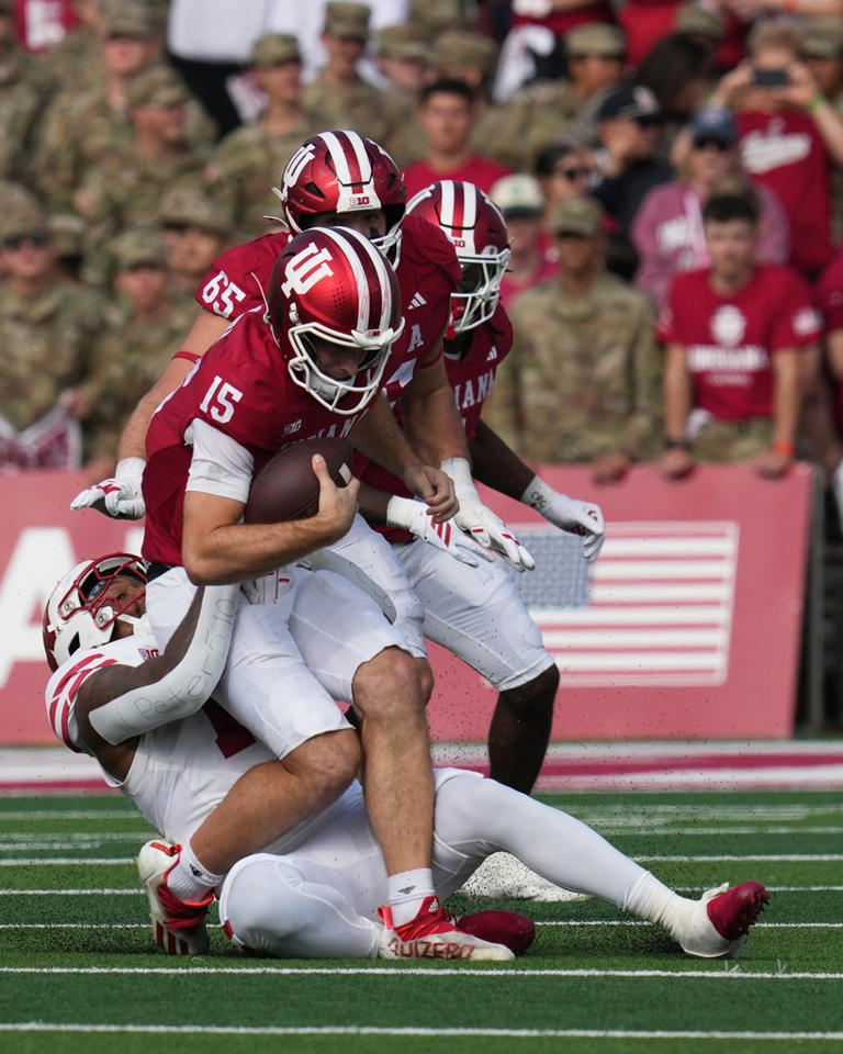 Fernando Mendoza throws 4 TDs to lead No. 2 Indiana over Wisconsin 31-7