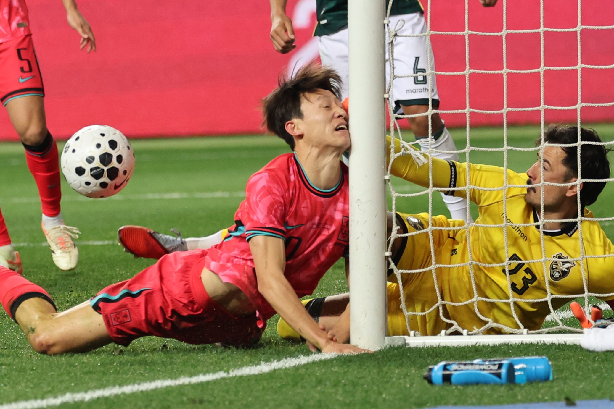 Bolivian Goalkeeper Prevents Lee Jae-sung's Injury