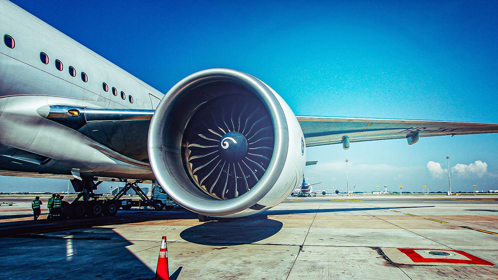The Striking Differences Between GE & Rolls-Royce Engines