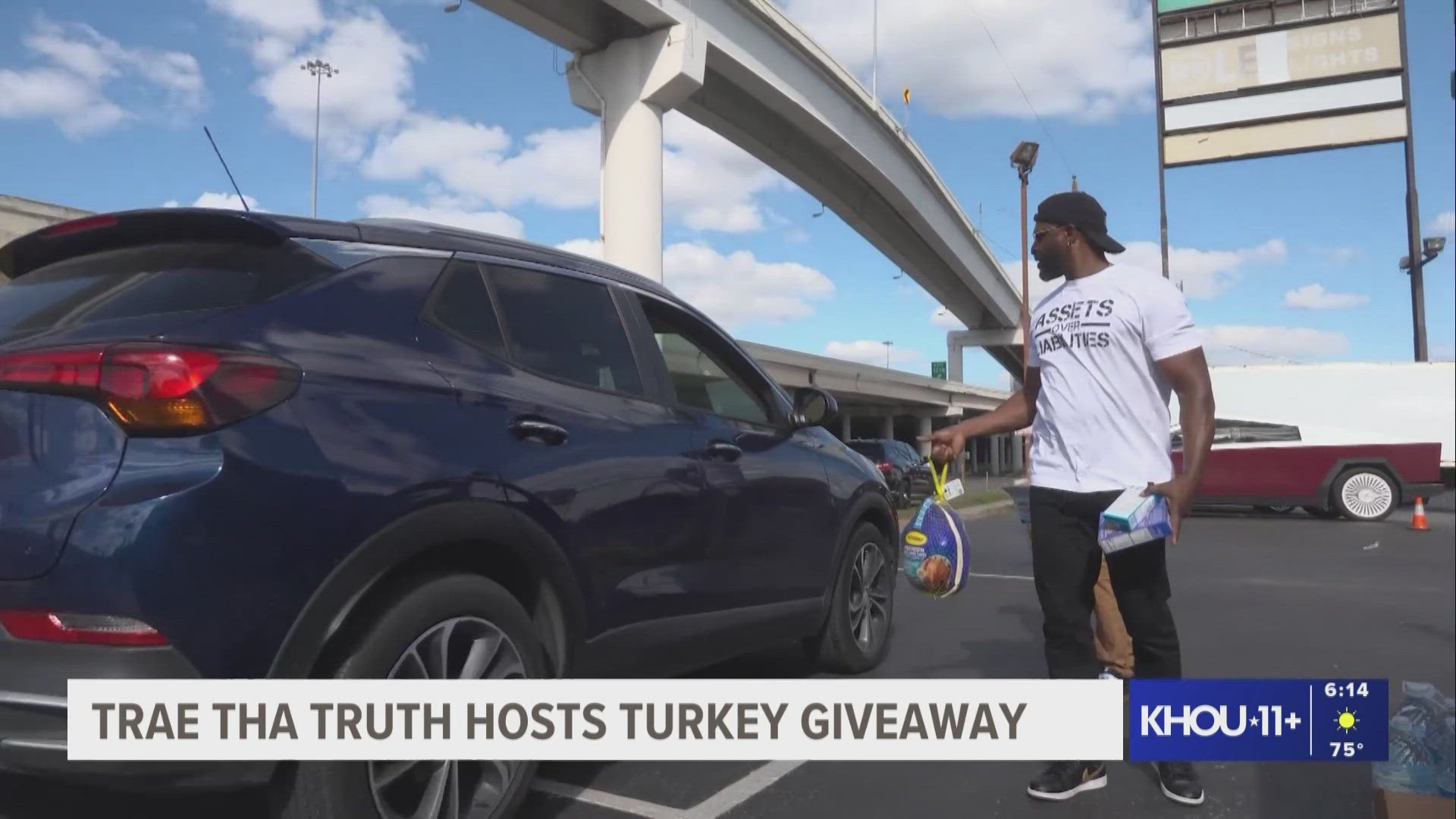 Houston rapper hosts turkey giveaway
