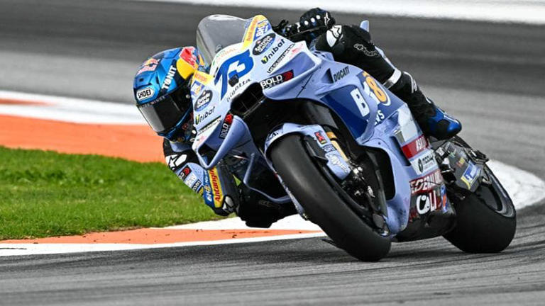 MotoGp Valencia, Alex Marquez domina la Sprint. Acosta e Di Giannantonio sul podio, Bagnaia 14°