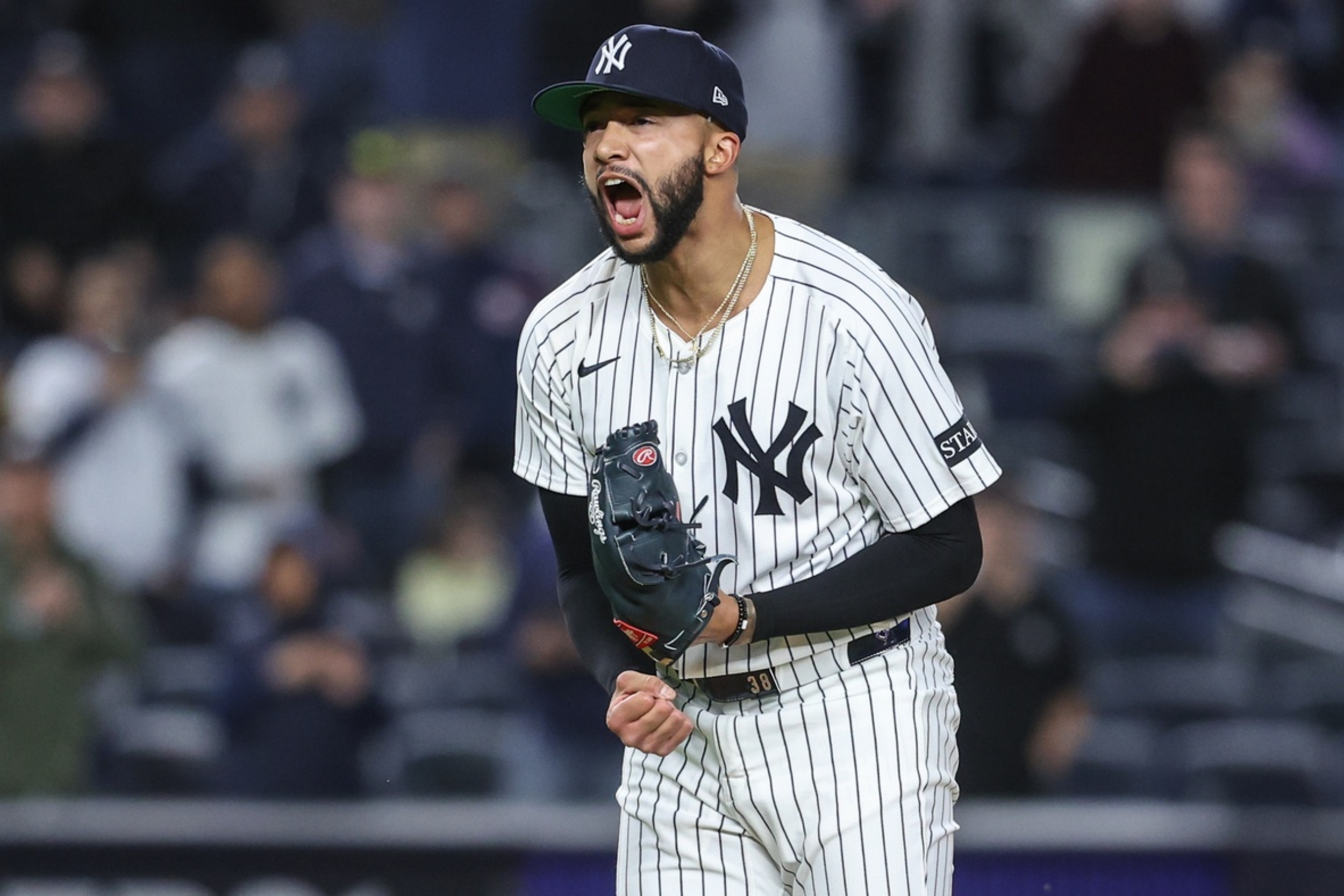 Mets sign Devin Williams to three-year deal