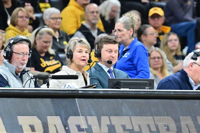College basketball fans have already made their minds up on Lisa Bluder ...