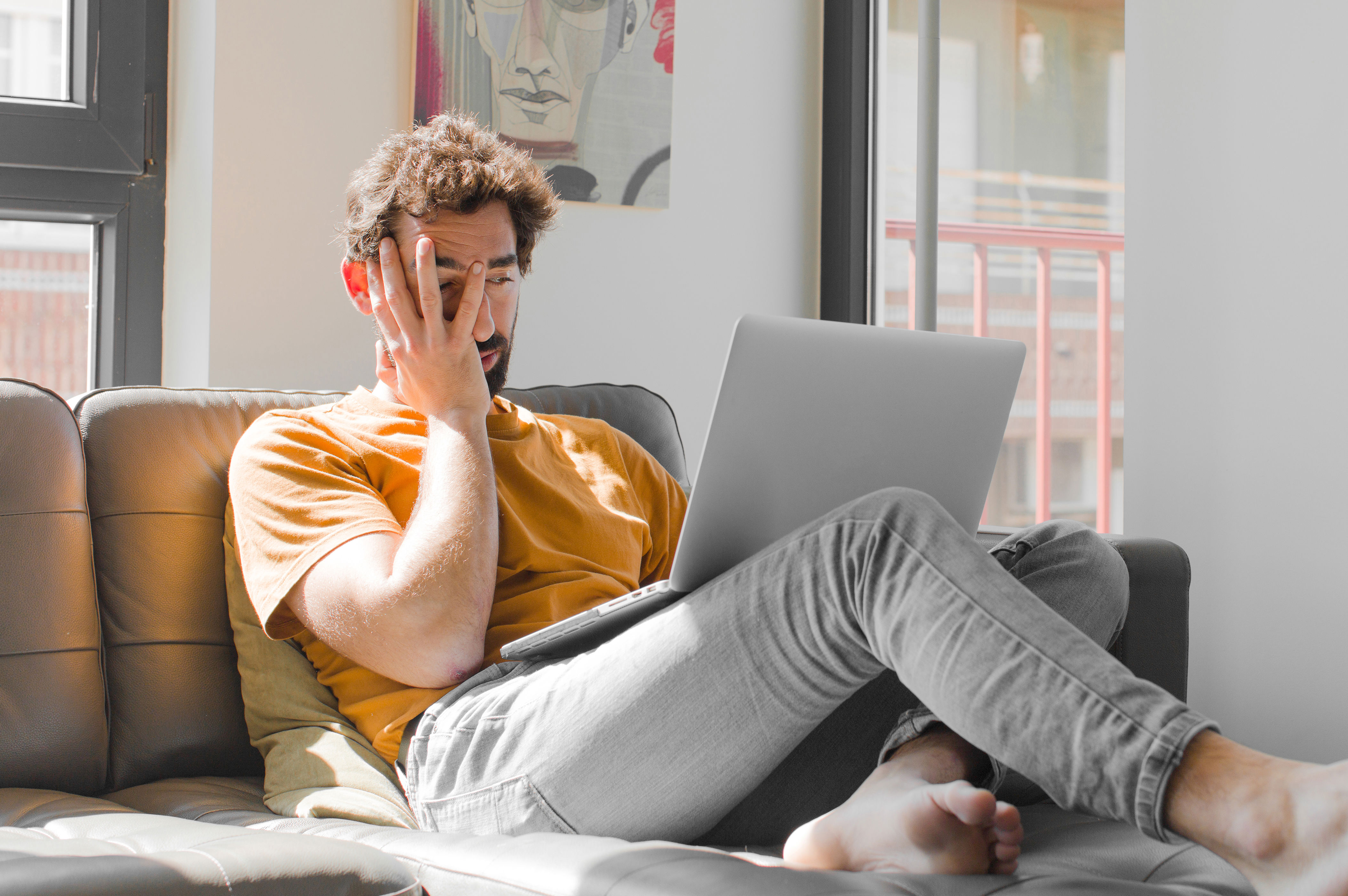 He comprado una casa y tiene la luz enganchada, ¿qué pasa y qué hago?