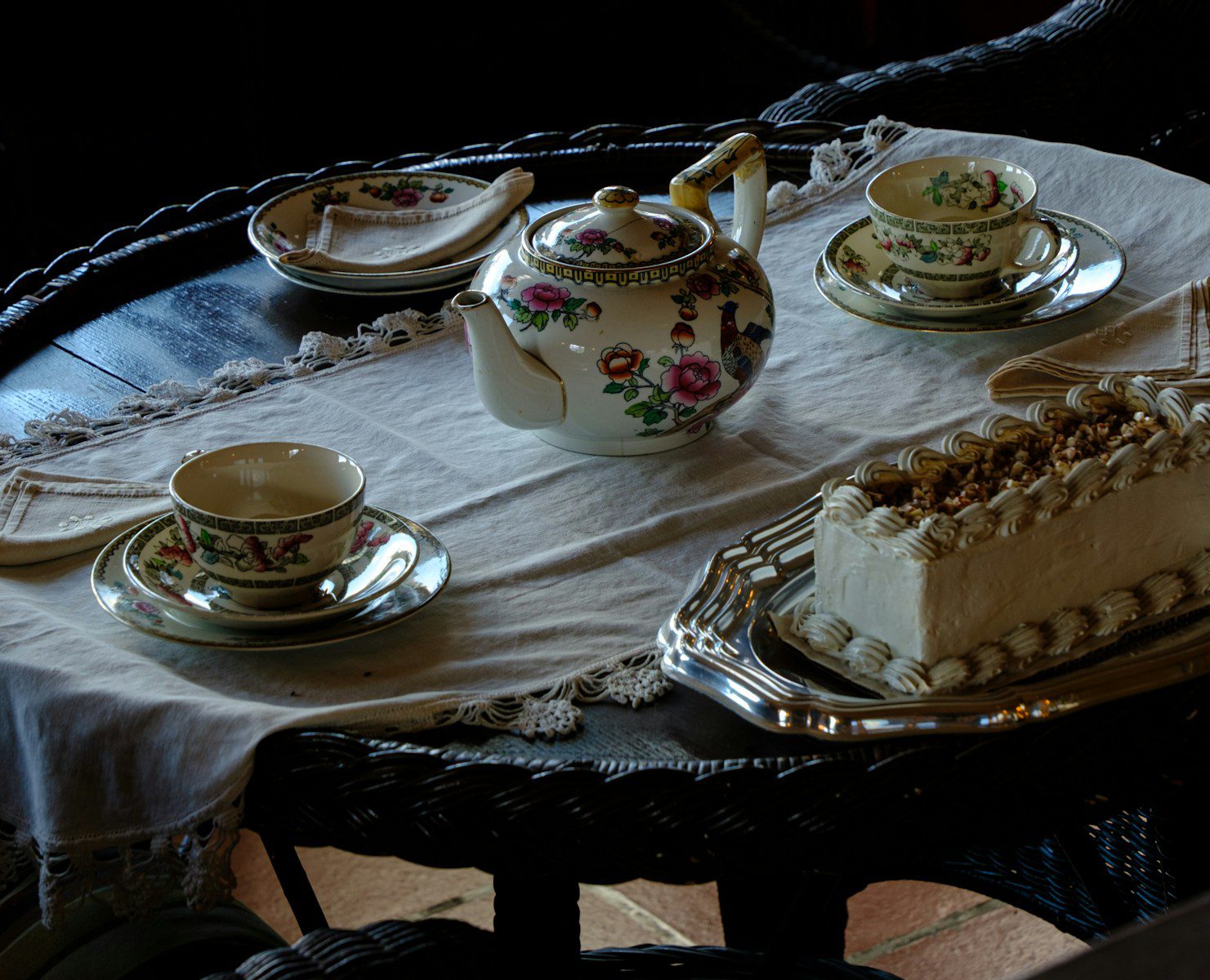 7 Vintage Serving Platters That Are Hot With Collectors