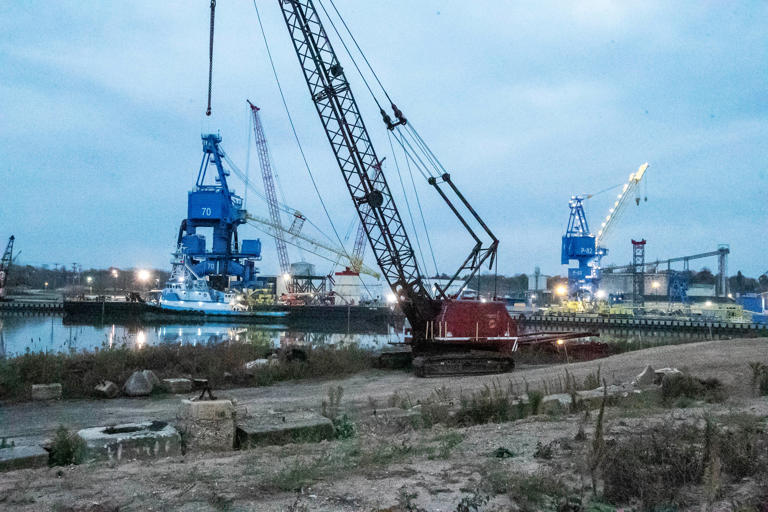 Manitowoc's big blue cranes did not ship Nov. 15 but may move early Nov. 17