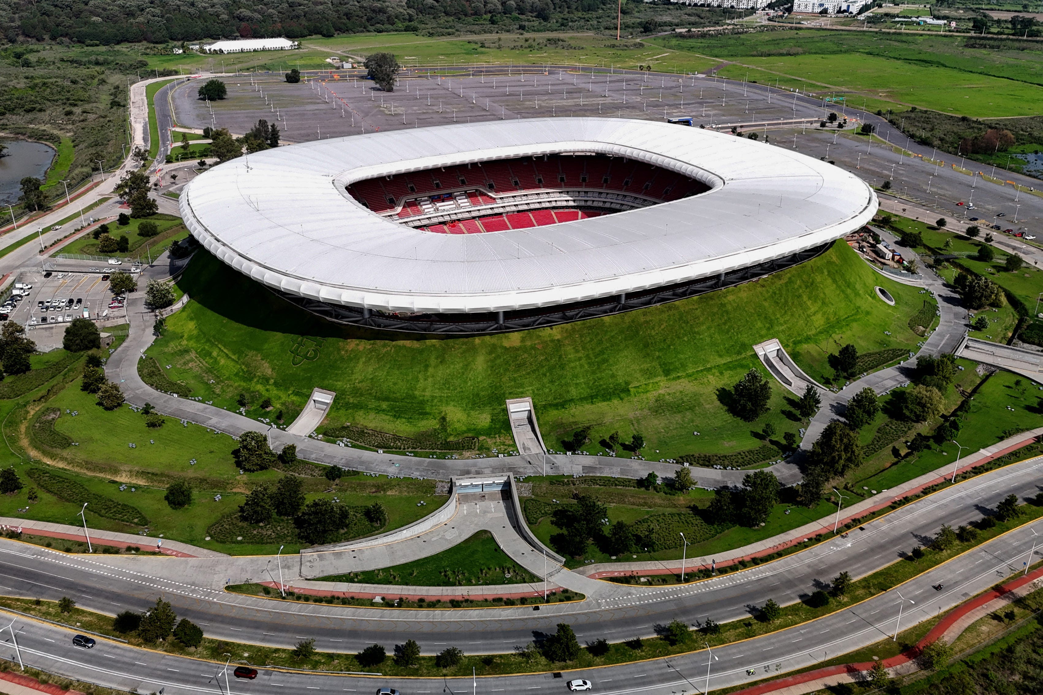 Is FIFA changing turf at Estadio Akron in Zapopan for 2026 World Cup?