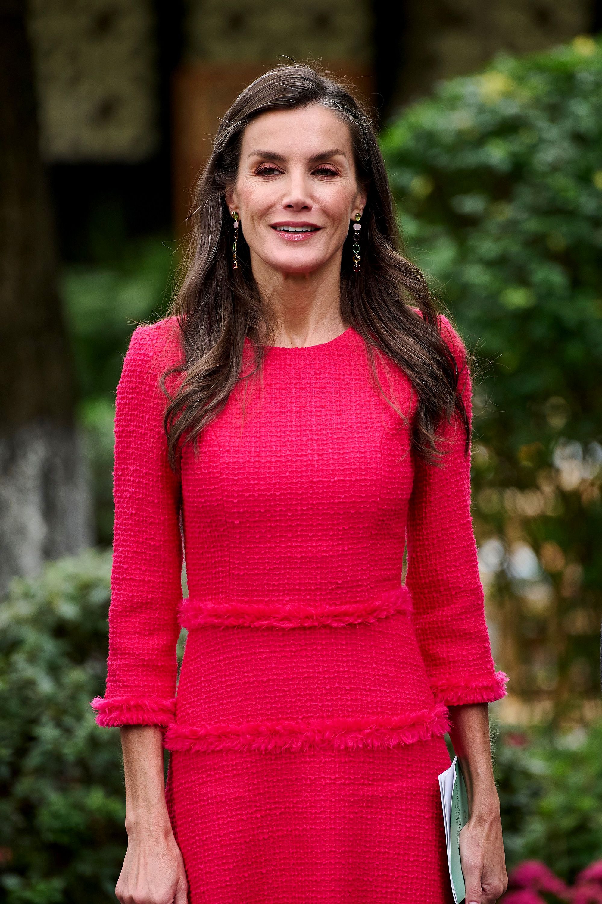 Rosalía luce elegante en Madrid con una blusa gótica, falda recta y ...