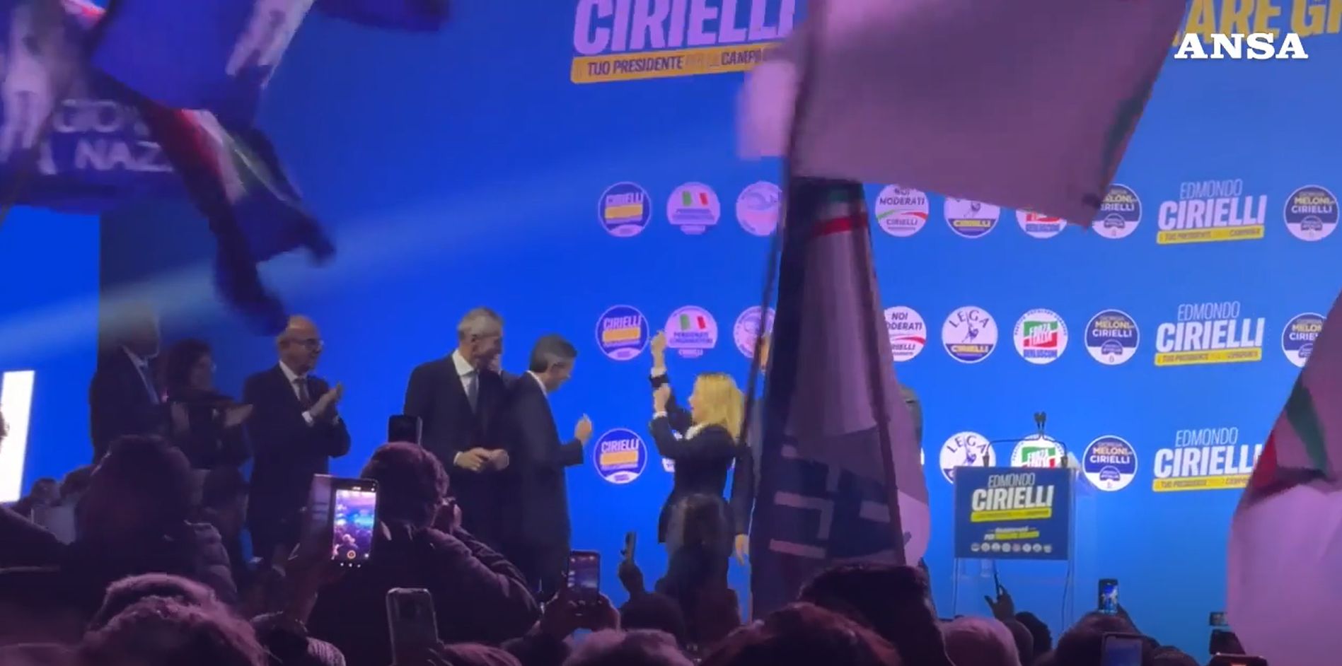 “Chi non salta comunista è”, Giorgia Meloni chiude il comizio a Napoli ...