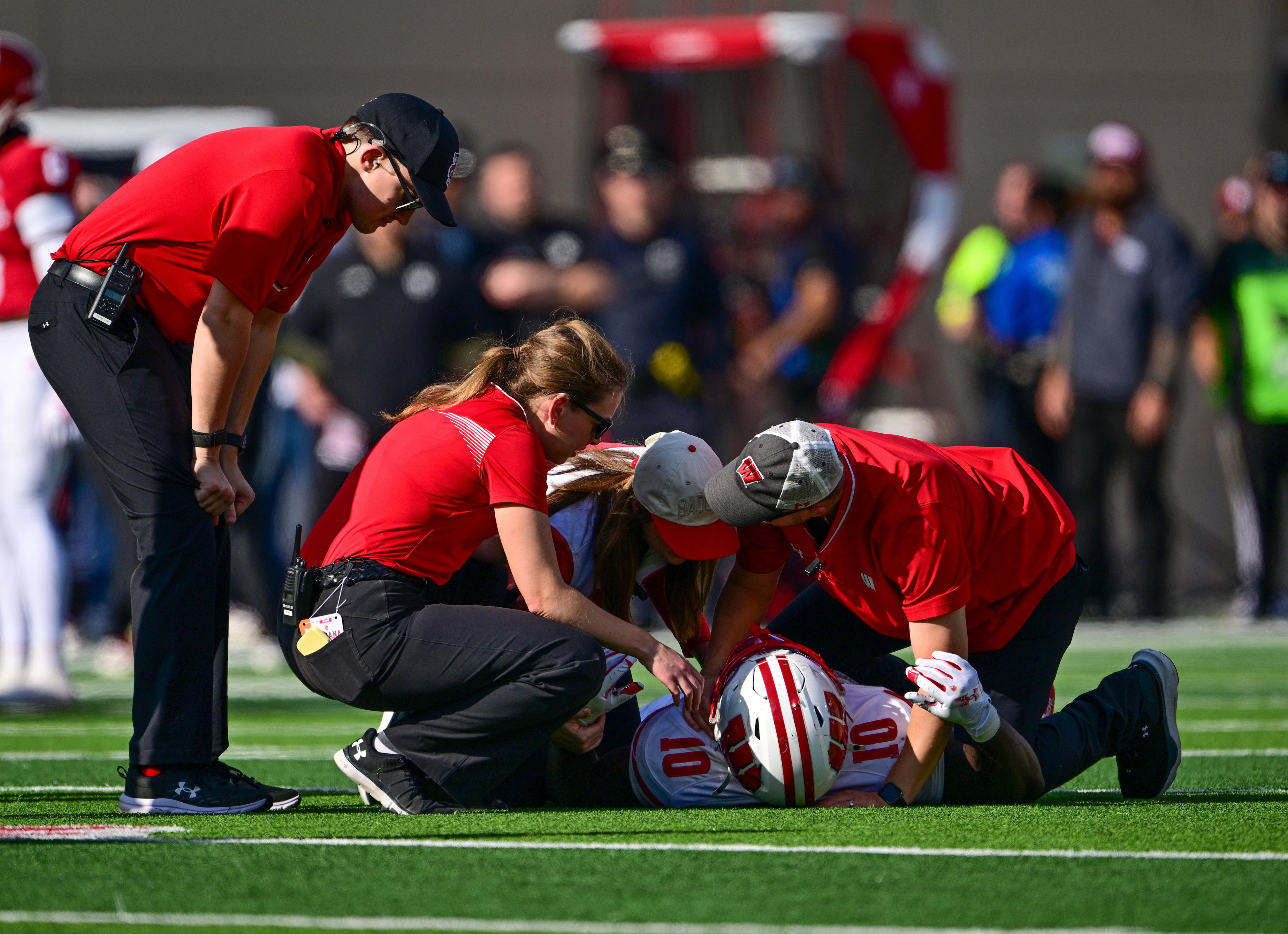 Gideon Ituka injury update: Wisconsin football running back taken to ...