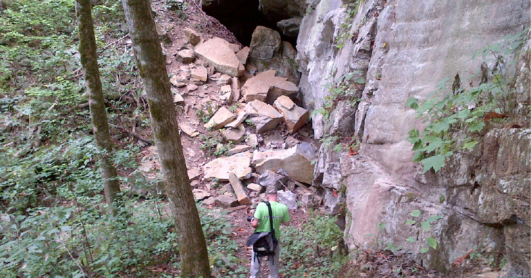 Only the Brave Attempt This Claustrophobic Hike in Georgia