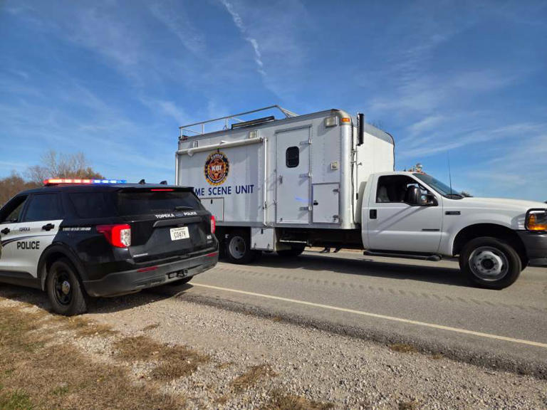 Multiple officers shot near Carbondale, one person reported dead