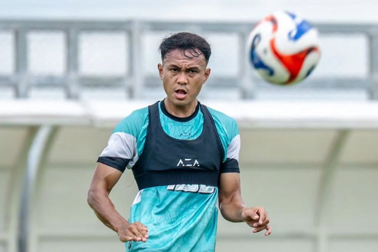 Resmi! Koko Ari Araya starter, starting line up Persebaya Surabaya siap ...