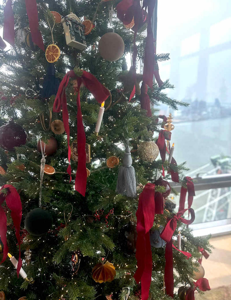 The "So Vintage" Holiday Decor Designers Are Using Instead of Bows