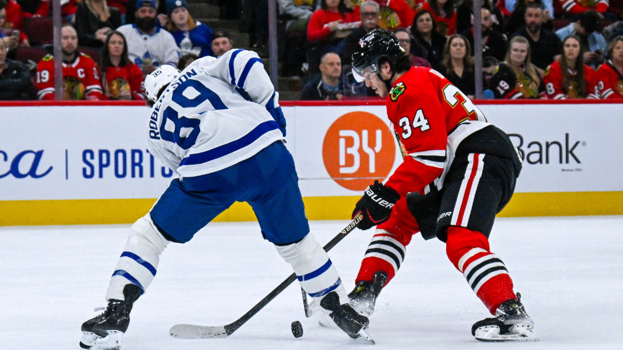 Dach scores late in third period, leads Blackhawks over Maple Leafs